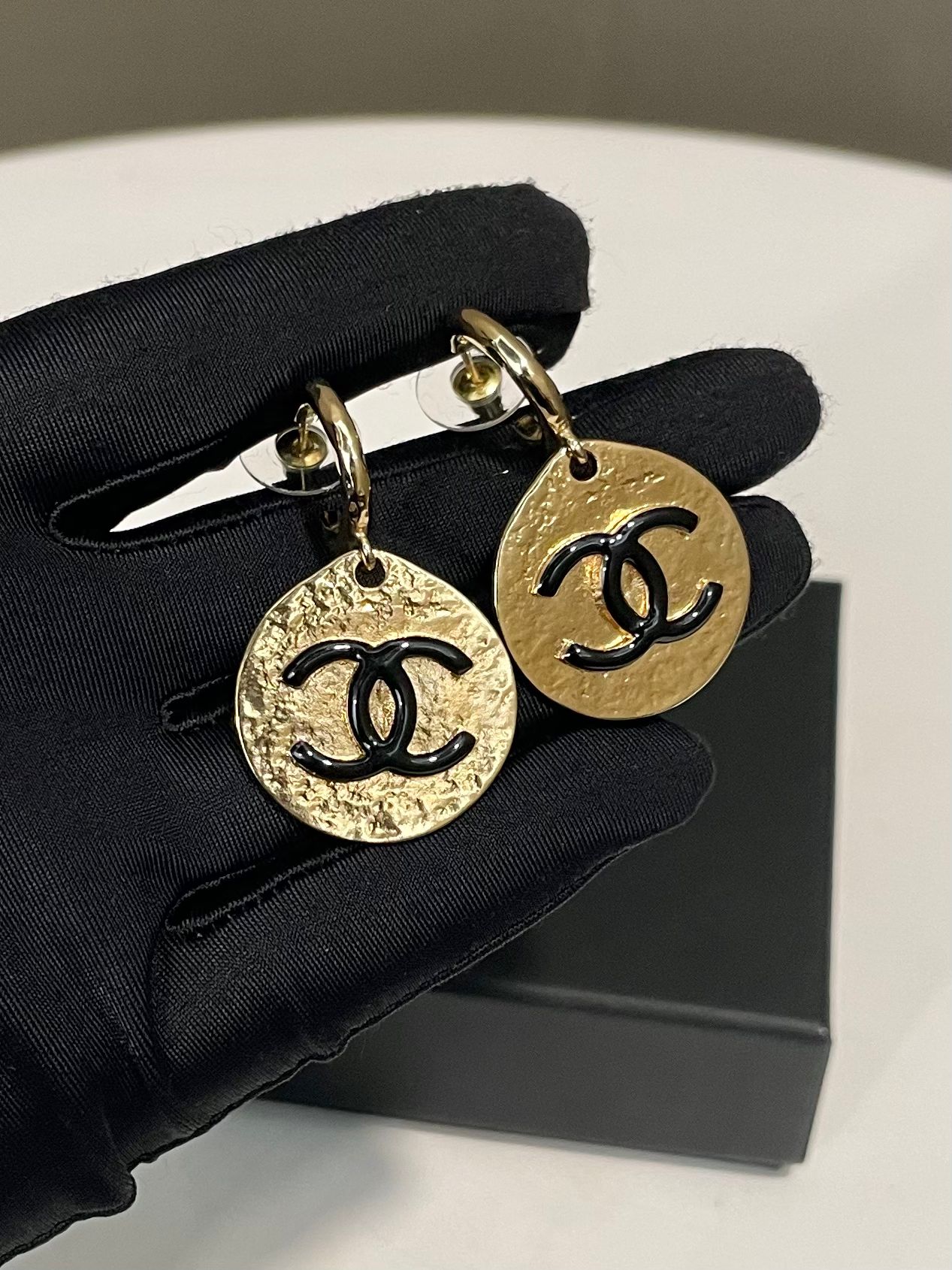 Chanel 22A CC Logo Drop Round Earrings – LOVELOTSLUXURY