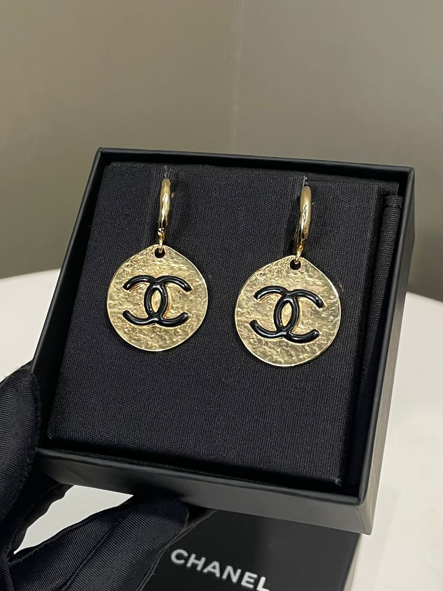 Chanel 22A CC Logo Drop Round Earrings – LOVELOTSLUXURY