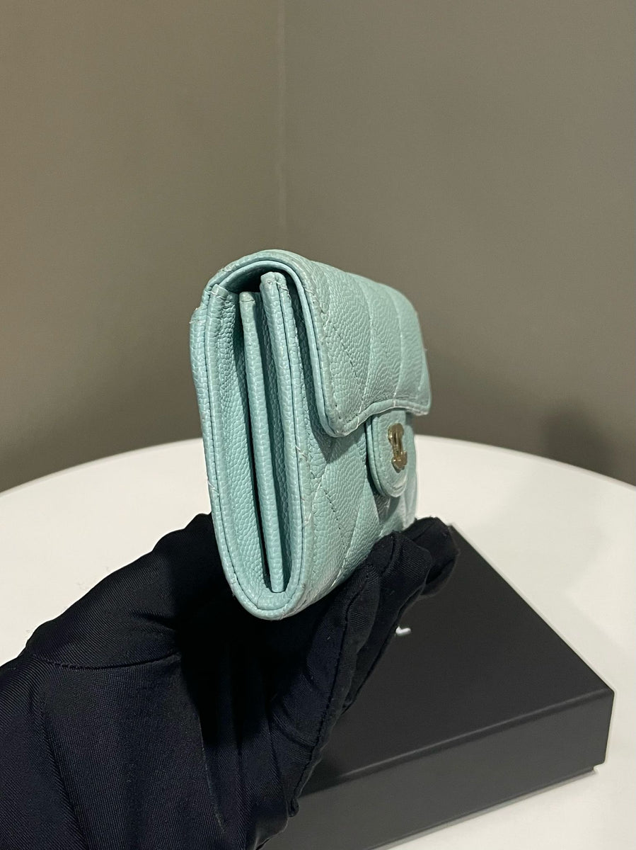 Chanel Classic Quilted XL Card Holder Peppermint Caviar – LOVELOTSLUXURY